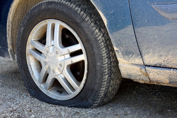 Verbano 24 - Antipatia di vicinato con pneumatico tagliato ...